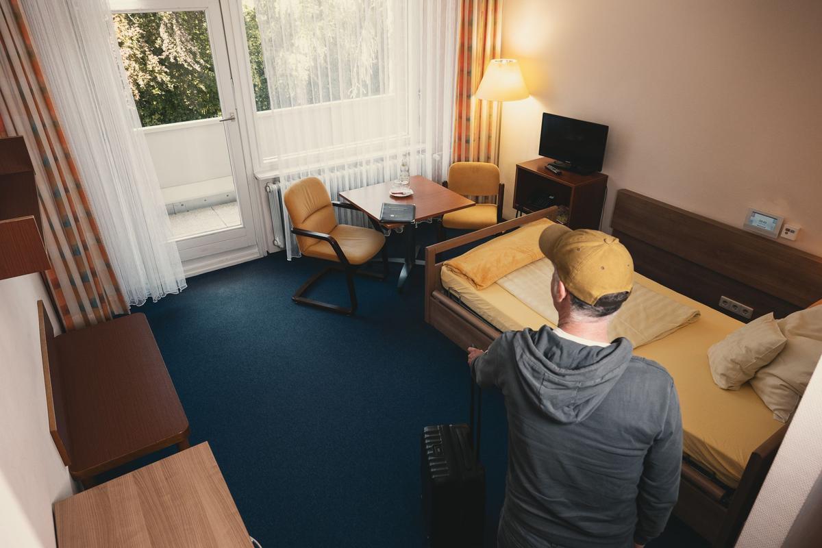 Die Zimmer unserer Reha: modern, geräumig, Blick ins Grüne