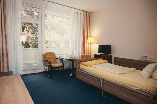 Die Zimmer unserer Reha: modern, geräumig, Blick ins Grüne